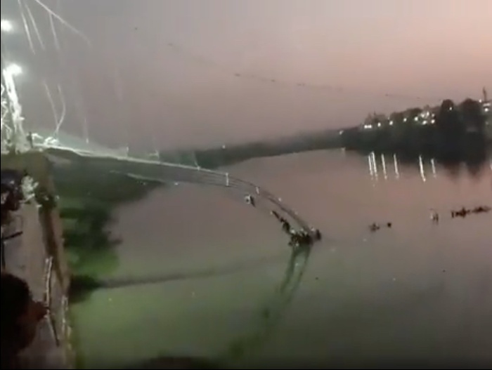 VIDEO. Peste 60 de morți în India după ce un pod pietonal s-a prăbușit ...