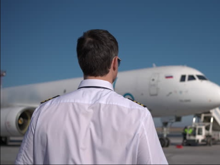 Pilot beat, oprit înainte de decolare. Urma să zboare cu 267 de ...