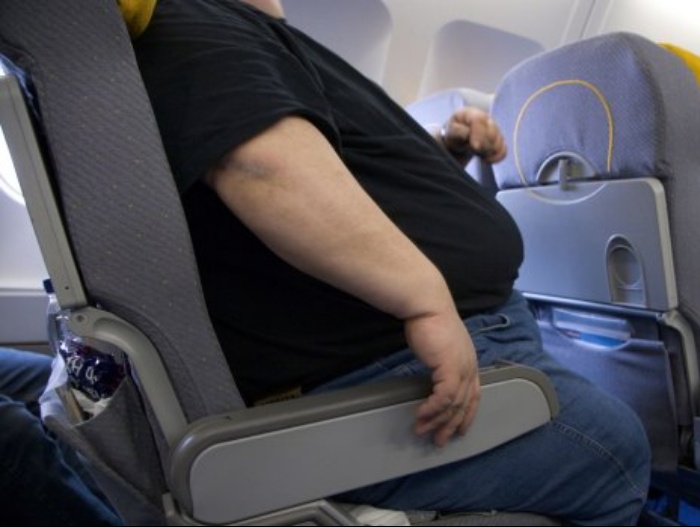 Un pasager obez, blocat pe scaunul din avion după aterizare, a fost ...