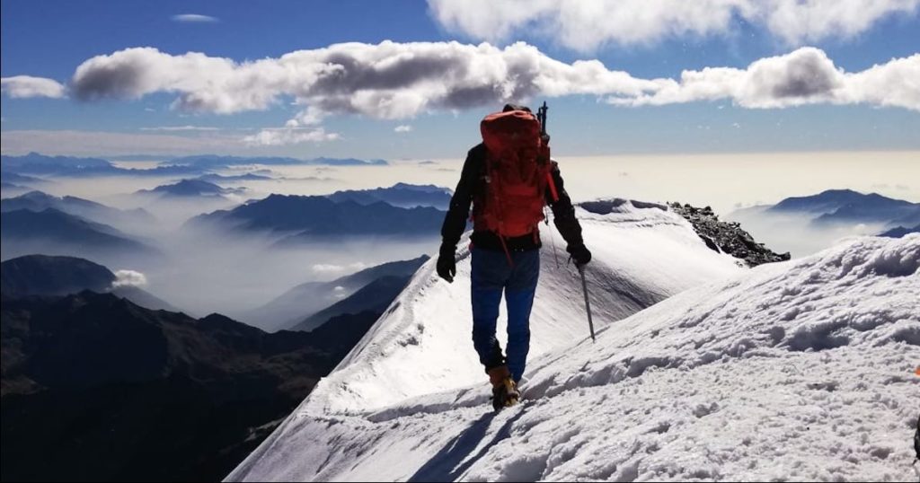 Român mort pe cel mai înalt munte din lume. Ghidul său l-a găsit fără ...